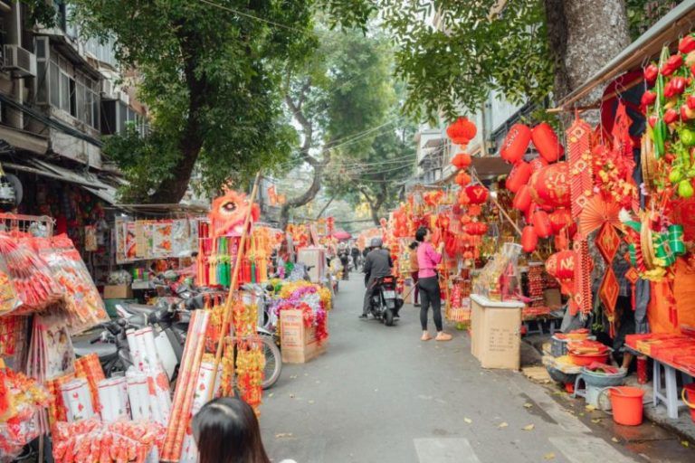 Why is red an auspicious colour for Chinese New Year?