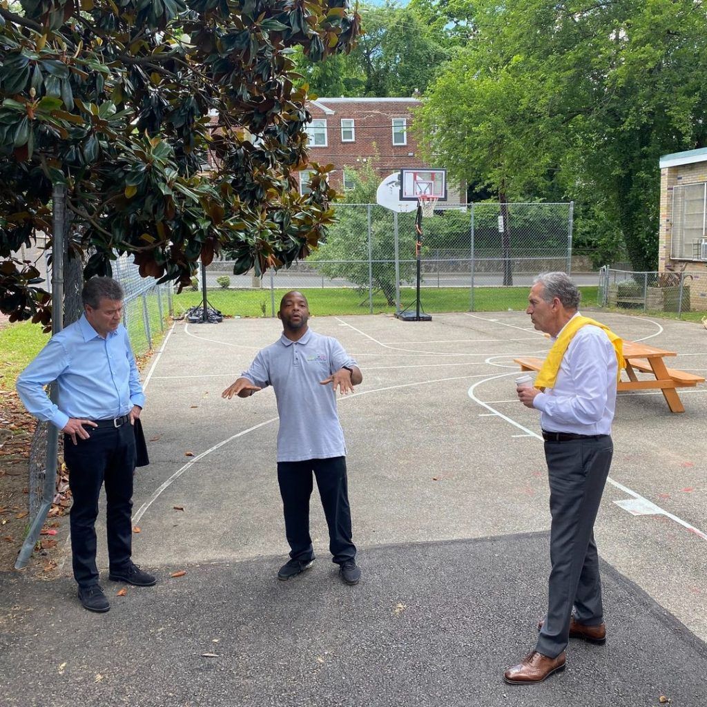 Looking At Howard Schultz's Impressive Net Worth And Lifestyle