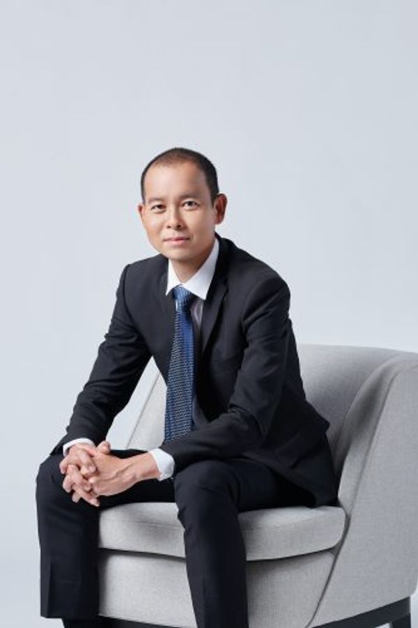 7 Celebrities Who Know Sign Language, From Harry Styles To Riz Ahmed