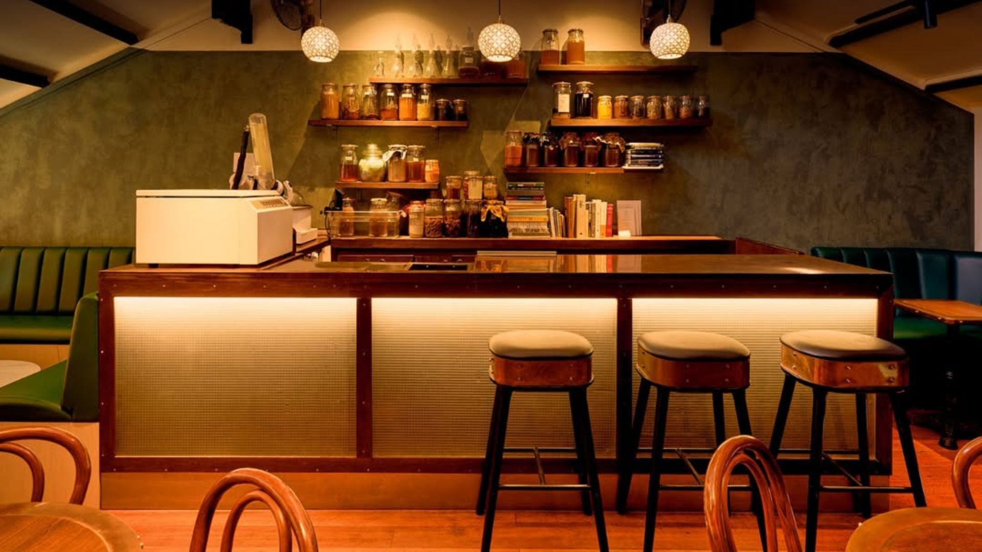 8 Best Bars In Singapore For Solo Drinking