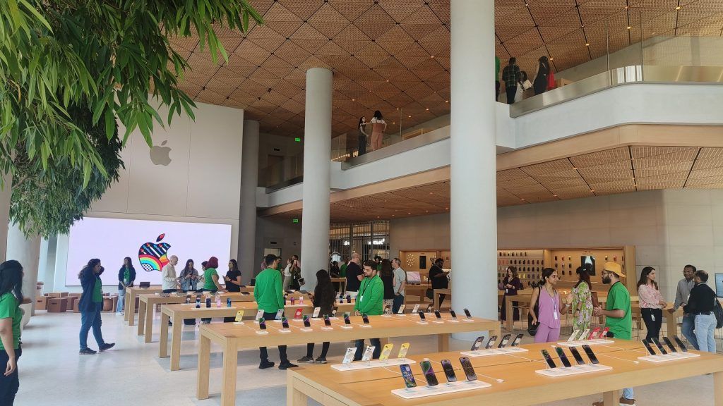 A Photo Gallery Of The First Apple India Store Located In Mumbai